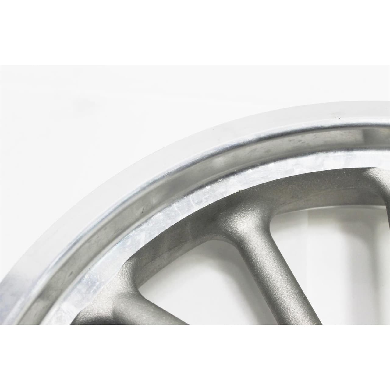 Radir 18x3 Spindle Mount 12-Spoke Wheel, Satin Finish